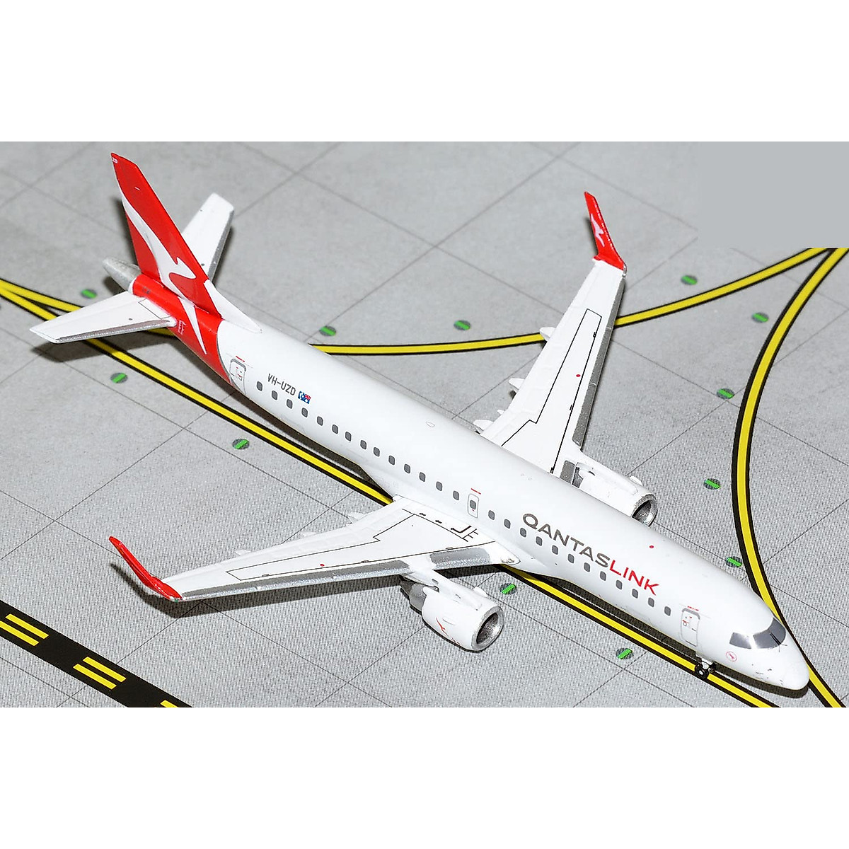 GeminiJets GJQFA2082 QantasLink Embraer 190AR VH-UZD; Scale 1:400