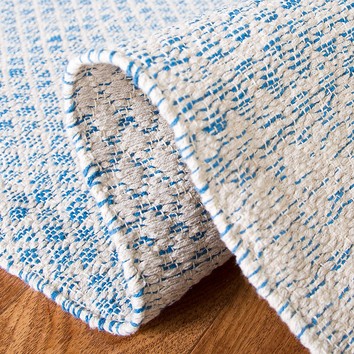 SAFAVIEH Montauk Collection Area Rug - 6' x 9', Blue & Ivory, Handmade Cotton, Ideal for High Traffic Areas in Living Room, Bedroom (MTK601B)