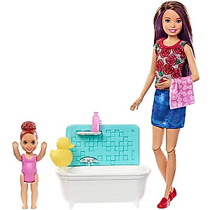 Barbie Skipper Babysitters Inc. Playset with Bathtub, Babysitting Skipper Doll and Small Toddler Doll with Button to Move Arms and Splash, Plus Themed Accessories, Gift for 3 to 7 Year Olds​​​​