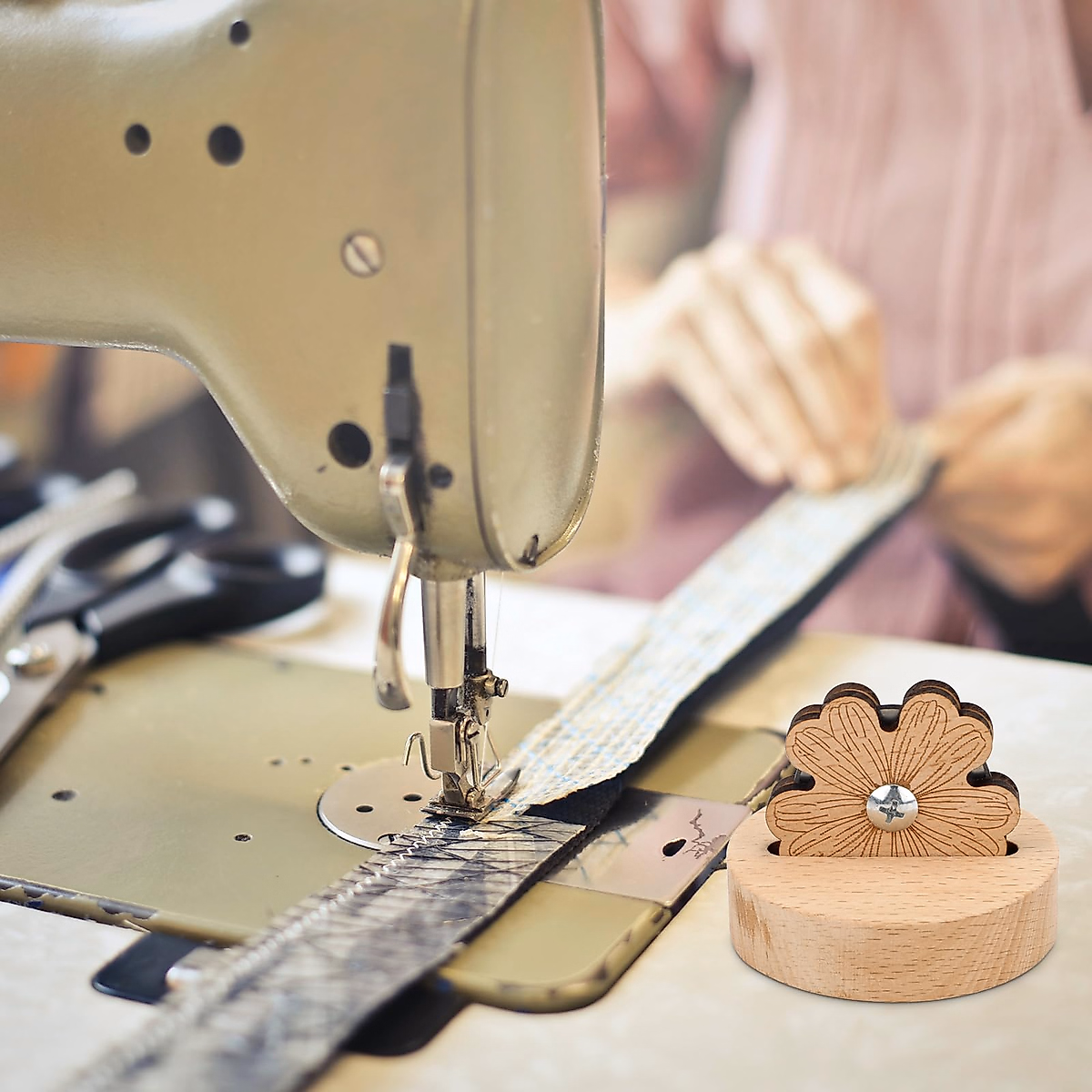 Daisy Thread Cutter, Tabletop Blade Saver Yarn Cutter with Anti-Slip Stand Wooden Rotary Thread Cutting Tool Sewing Seam Supplies Quilting Notions