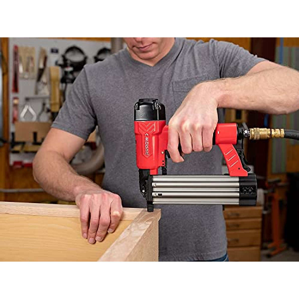 Arrow 18 Gauge Pneumatic Brad Nailer, Oil-Free Upholstery Nail Gun with 4000 Pieces 5/8 '', 1 '', 1-1/4 '' Nails, Adjustable Exhaust, for Woodworking, Professional and DIY Projects, PT18G