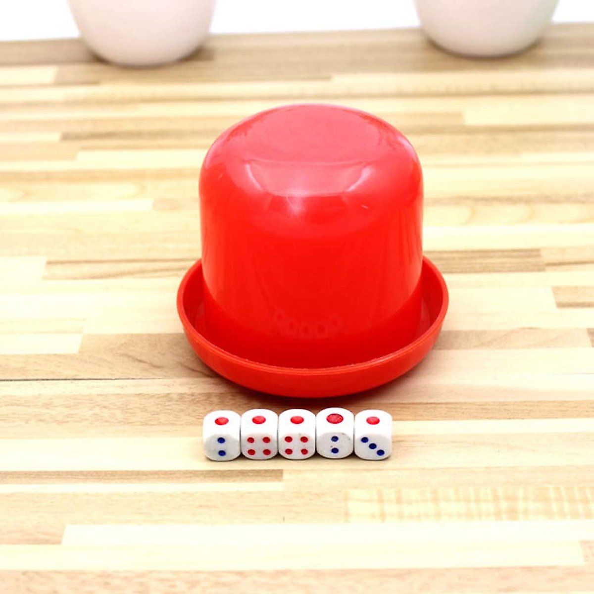 NUOBESTY 2PCS/Set Dice Game Set Plastic Dice Shaking Cup Dice Cup Set for Bar Party (Random Color)