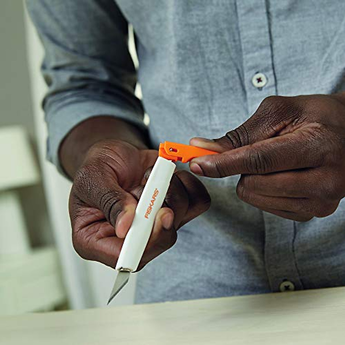 Fiskars Premium Precision Art Knife - N°11 Blade, Precision Handicraft Knife/Blade, Total Length: 15.5 cm, Incl. 1 Blade No. 11, Quality Steel/Plastic, White/Orange, 1024386