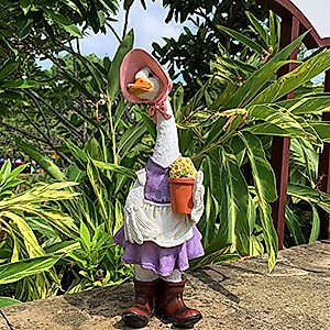 iRonrain Garden Statues Gardener Couple Duck, Indoor Outdoor Decorations Cute Ducks Art Décor Goose Figurine Ornament for Yard Home Garden Patio and Office (Female)