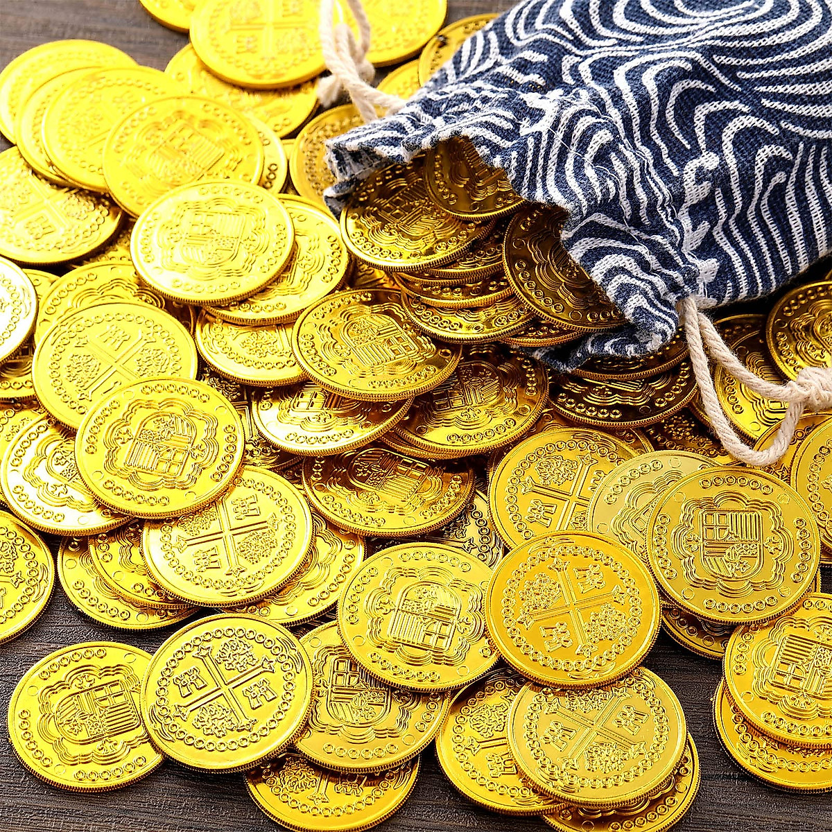 Chivao 300 Pcs Gold Coins Plastic Treasure Pirate Coins Toy Carnival St. Patrick's Day Party Favors Fake Toy Pirate Party Decoration Birthday Adventure Themed Supplies(Gold)