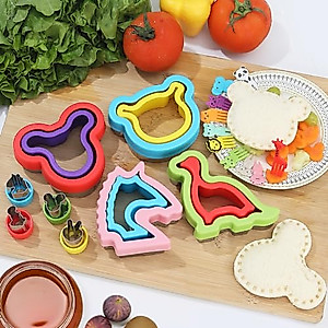 MUYIYAMEI Sandwich Cutter and Sealer set, 4 Bread Sandwich Sealer Pancake Maker DIY Children's Cookie Cutter Bento Box, Mouse head, Dinosaur, Bear head, Horse head, Cookie Cutter Mold.