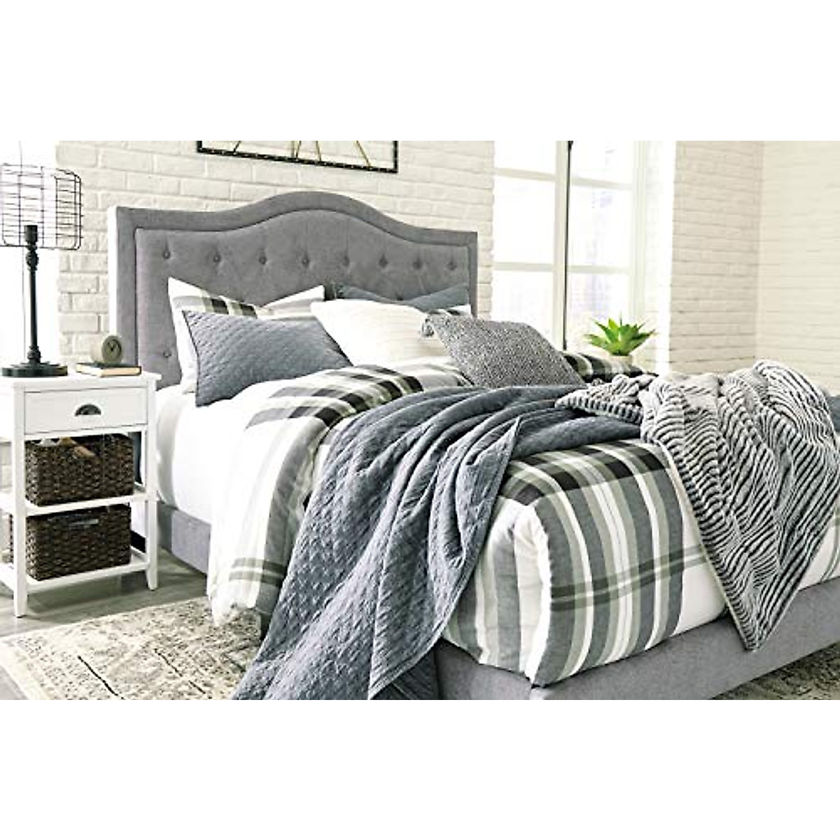 Signature Design by Ashley Jerary Queen Upholstered Tufted Bed Frame, Light Gray