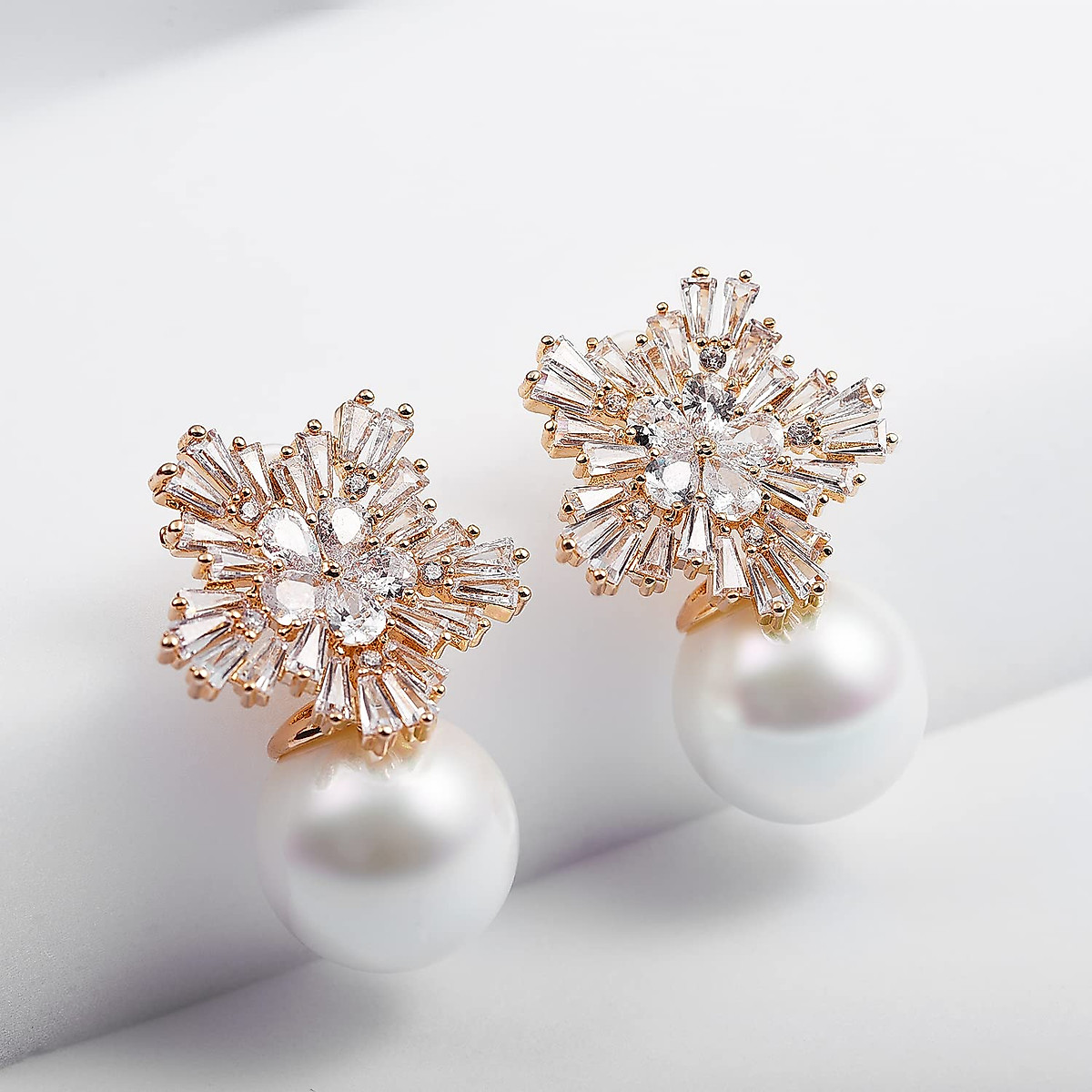 Fashion Chic Simulated Pearl Studs Snowflake Earrings For Women (Gold)