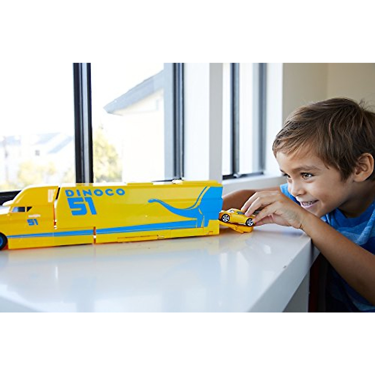 Disney Pixar Cars Cruz Ramirez's Hauler Playset