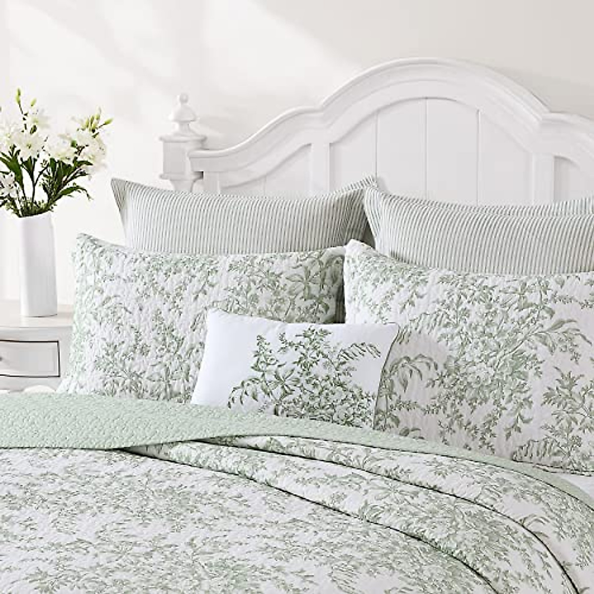 Laura Ashley Throw Pillow Decorative Pillow for Couch or Bed, Cottage Home Décor, 14 x 20, Bedford Green