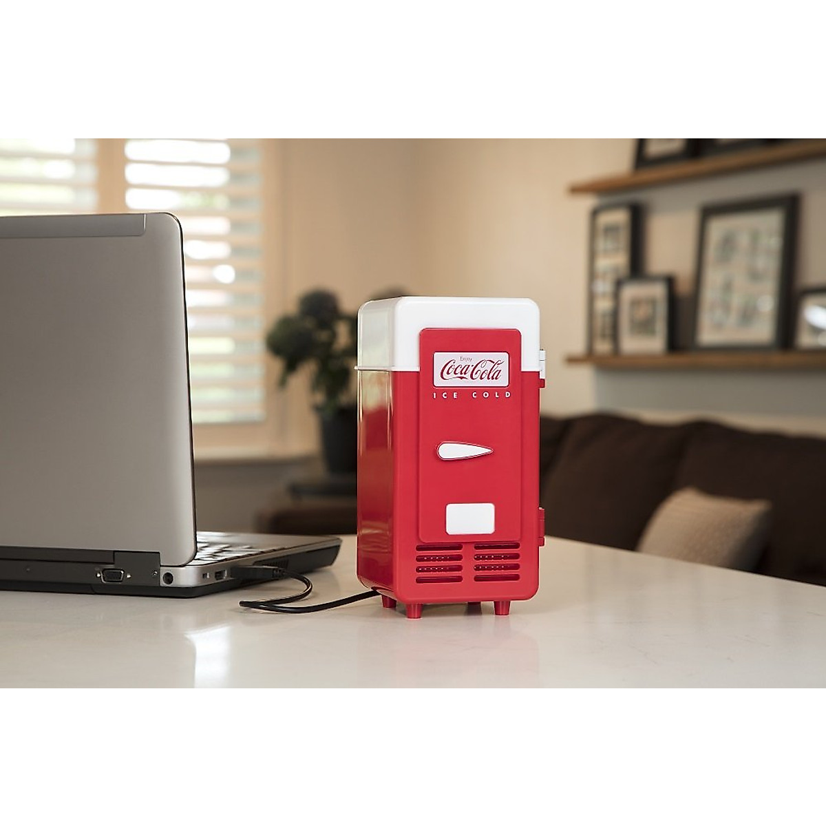 Coca Cola Single Can Cooler, Red, USB Powered Retro One Can Mini Fridge, Thermoelectric Cooler for Desk, Home, Office, Dorm, Unique Gift for Students or Office Workers