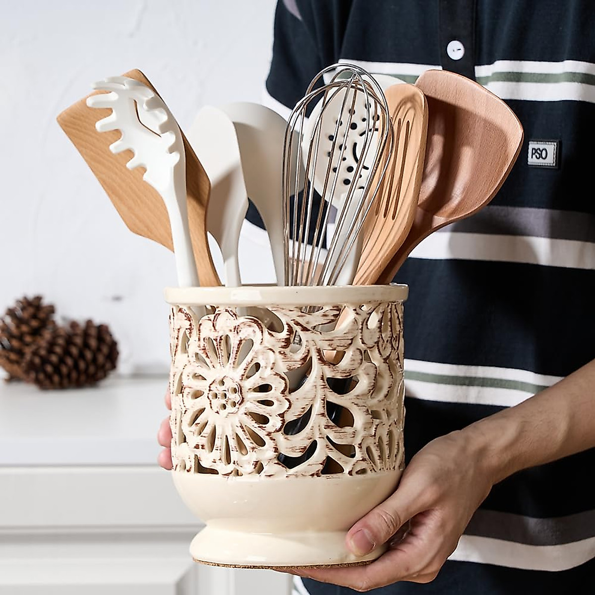 JH JIEMEI HOME Farmhouse Kitchen Utensil Holder for Countertop, Ceramic Large Cooking Utensil Crock with Cork Mat, Decorative Rustic Utensil Holder for Kitchen Counter, Hollow Carving Flower, Beige