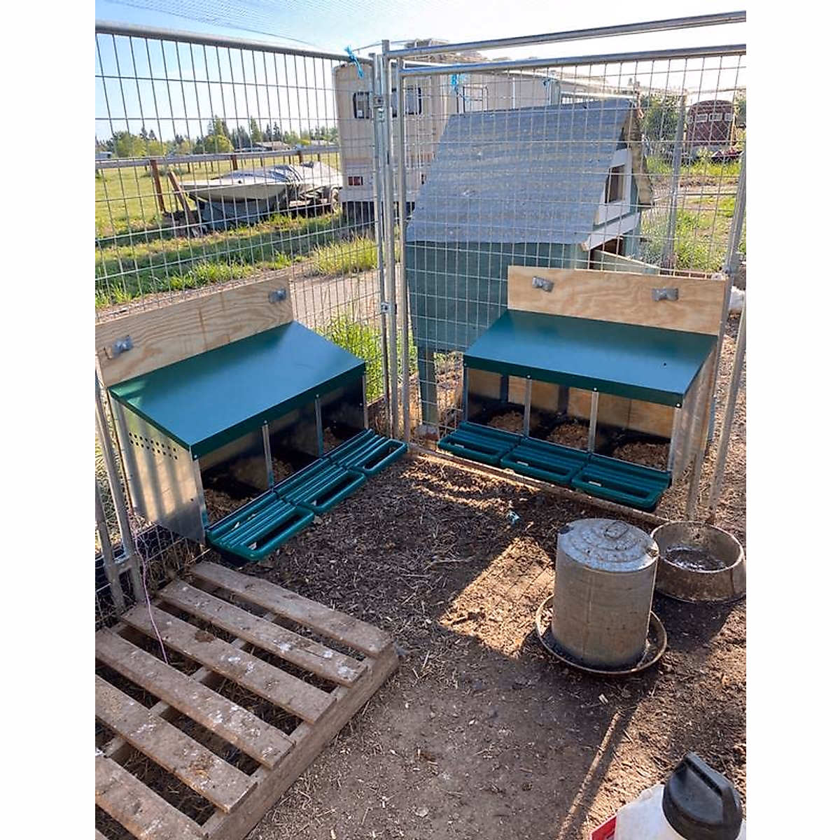 Homestead Essentials 3 Compartment Roll Out Nesting Box for Chickens | Heavy Duty Chicken Coop Nesting Box with Lid Cover to Protect Eggs (with Perch) | for Up to 15 Hens