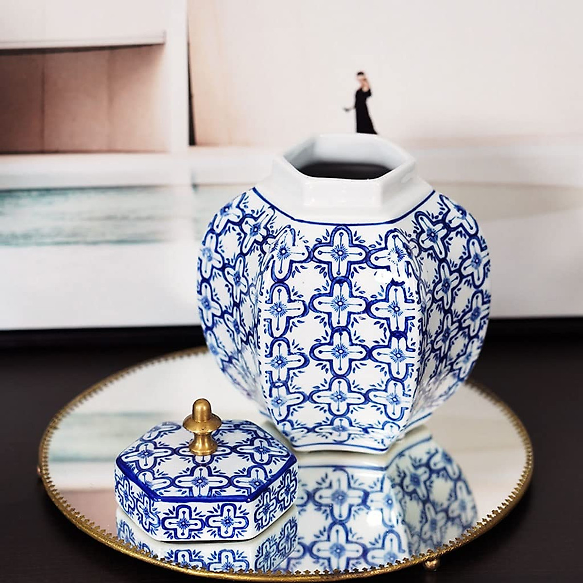 Blue and White Hand Painted Pattern Ceramic Ginger Jar with Lid Storage Decorative Jar for Home Decor