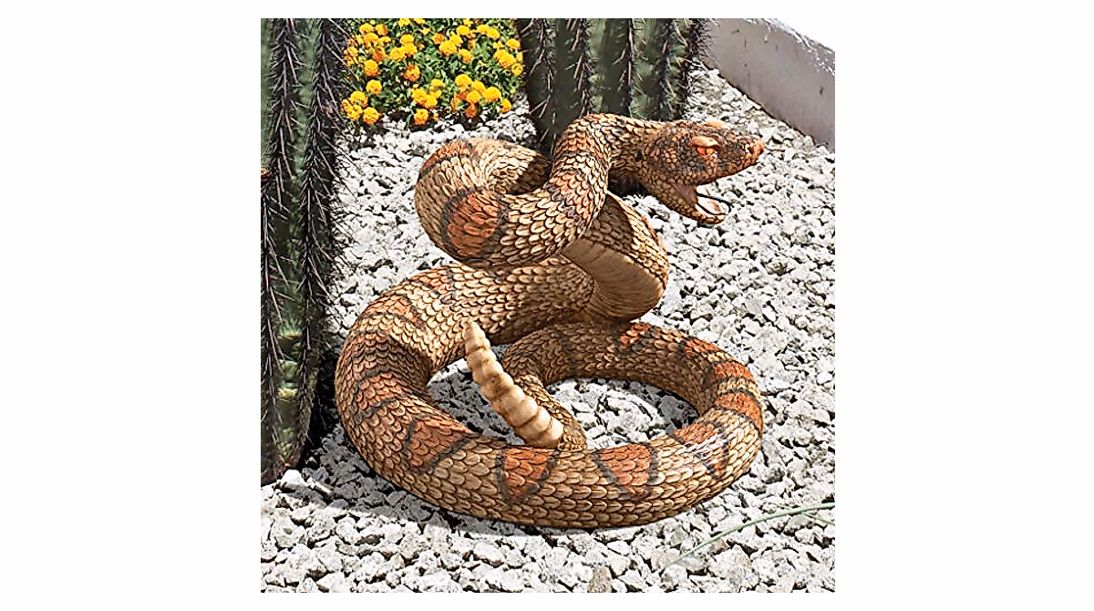 Design Toscano Rattlesnake Statue - Realistic Garden Decor