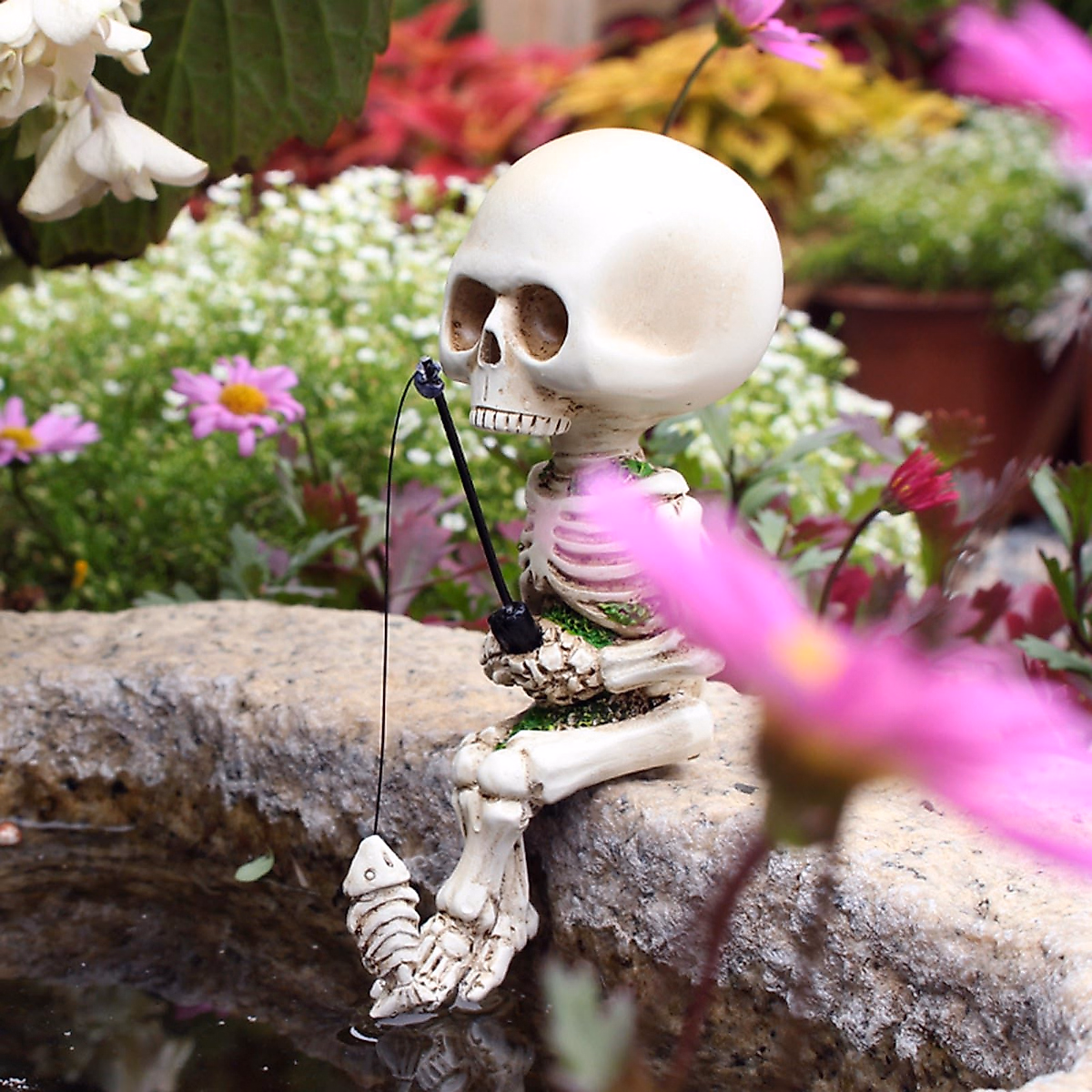 Christmas Fishing Skeleton Garden Accessory, Mini Skeleton Figurines Statue Decor for Fishing Enthusiast Gift Pond Fountain Waterfalls Poolside Gothic Home Office Desk Unique Holiday Ornament (1PCS)