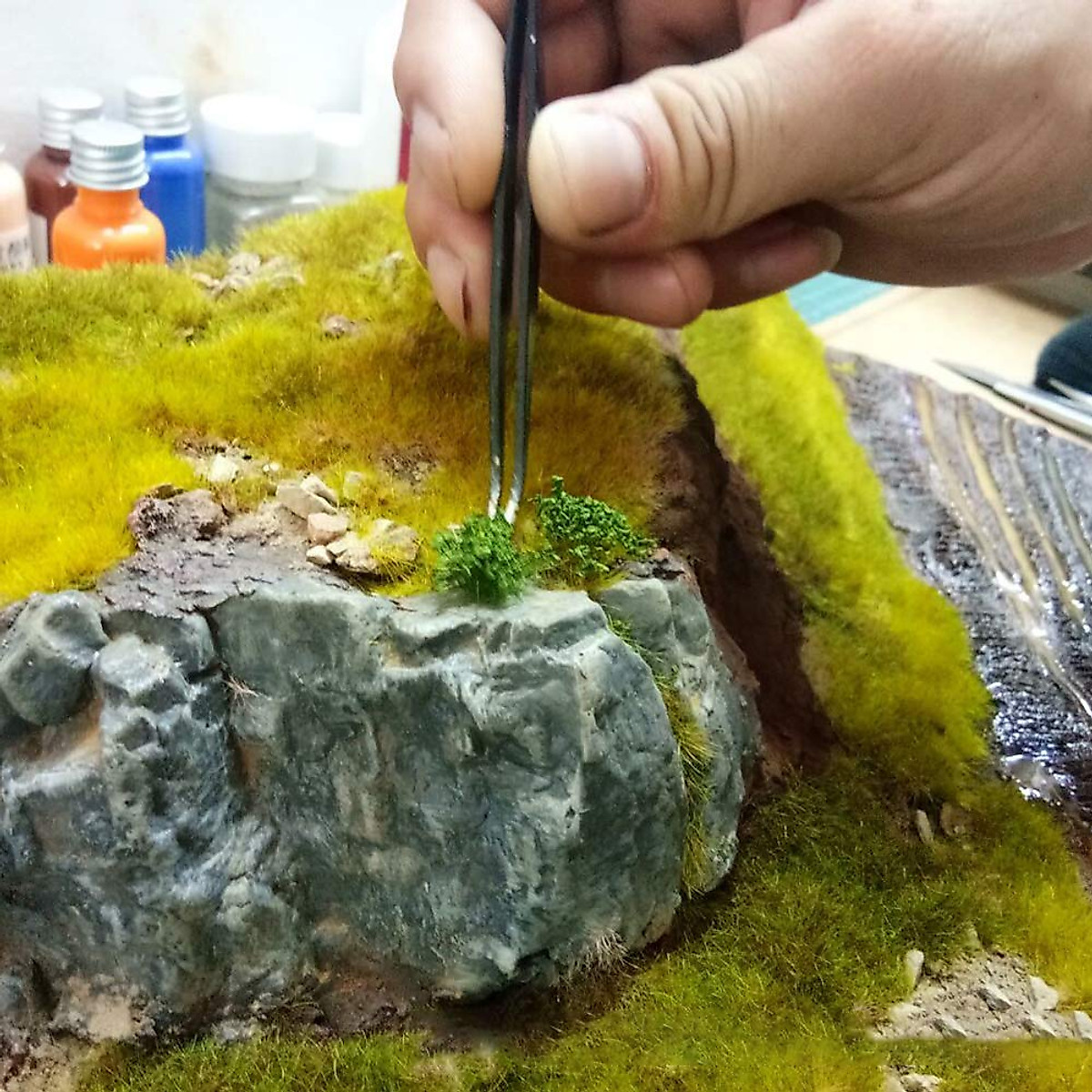 28 Pcs Green Bushy Tufts Lowland Shrubs Tuft Terrain Model Kit Static Scenery Model DIY Miniature for Train Landscape Railroad Scenery Sand Military Layout Model War Gaming Terrain