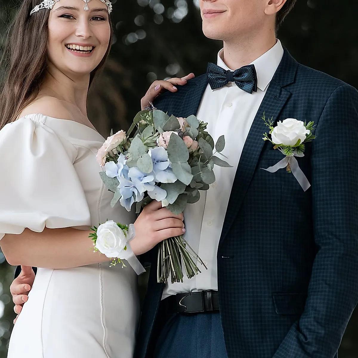 Senseya Wrist Corsage Wristlet Band Bracelet for Girls Women Bride Bridesmaid, Corsages Wristlet Artificial Silk Roseboutonniere Hand Flower Prom Decor (2 Boutonniere & 2 Wrist Corsage White)