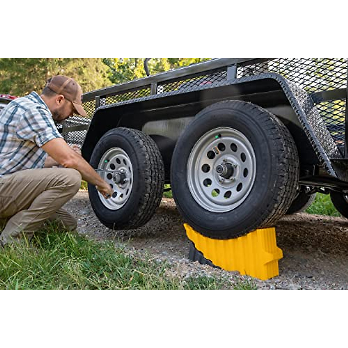 Camco Camper/RV Curved Trailer Aid | Features 6.5" of Lift & Includes Wheel Chock and Rubber Base Pad | Designed for Trailers Up to 20,000lbs & Compatible w/Tires Up to 32" (44436)