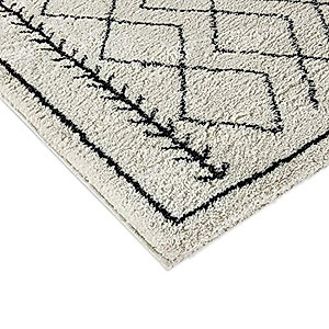 Merrick Lane 5' x 7' Ivory and Black Geometric Style Bohemian Shag Area Rug