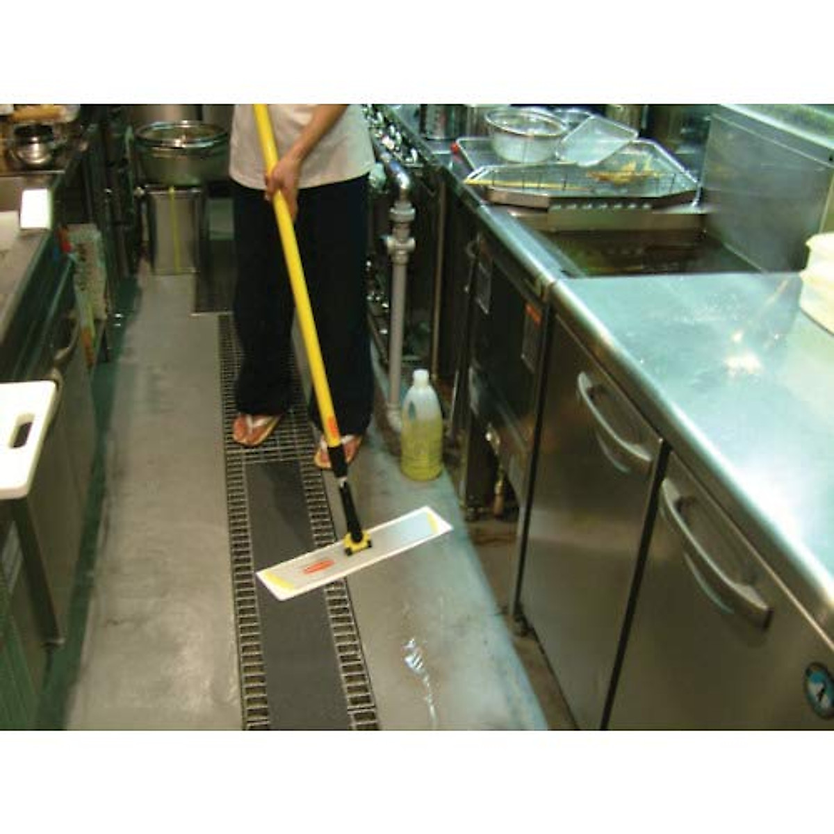 Rubbermaid Commercial Products, Lightweight HYGEN Quick-Connect Mop Frame for Wet or Dry/Dust Pads, 17 Inch, FGQ56000YL00