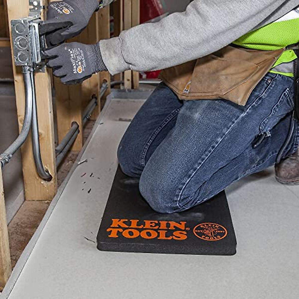 Klein Tools 60135 Kneeling Pads, Adult Mens Soft Thick Closed Cell Soft Foam Professional Tradesman Pro Pads with Handle, Black