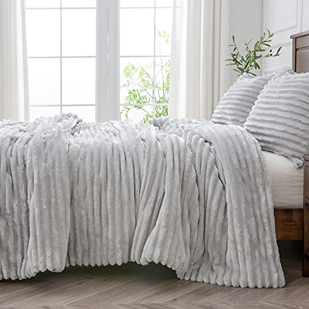 BEDELITE Fleece Queen Comforter Set -Super Soft & Warm Fluffy Grey Bedding, Luxury Fuzzy Heavy Bed Set for Winter with 2 Pillow Cases
