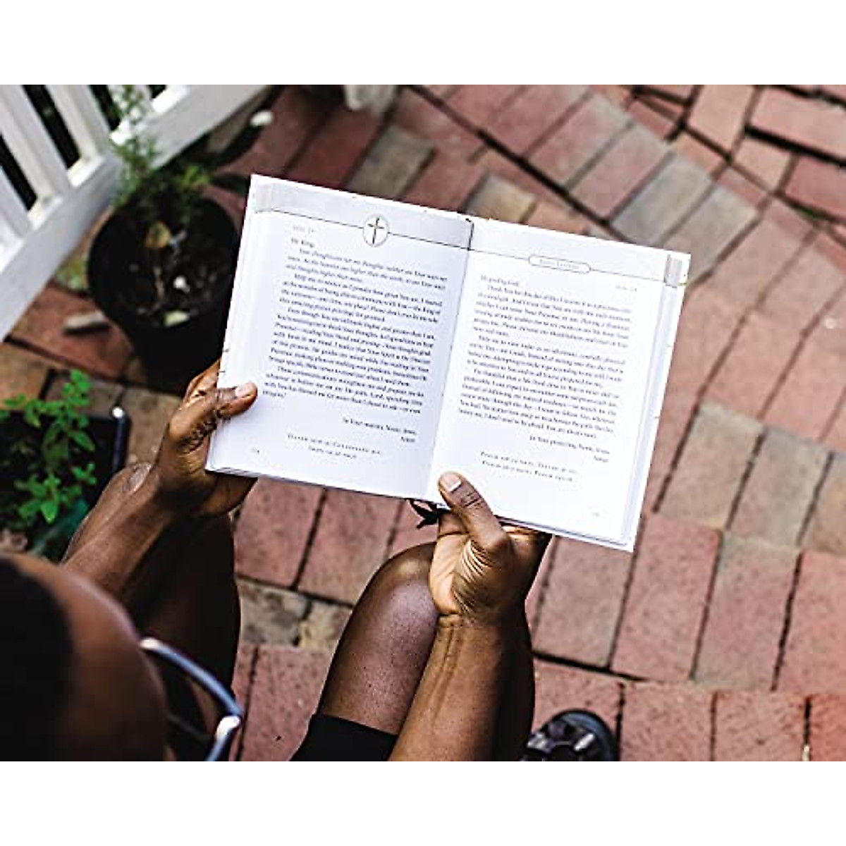 Jesus Listens: Daily Devotional Prayers of Peace, Joy, and Hope (A 365-Day Prayer Book)