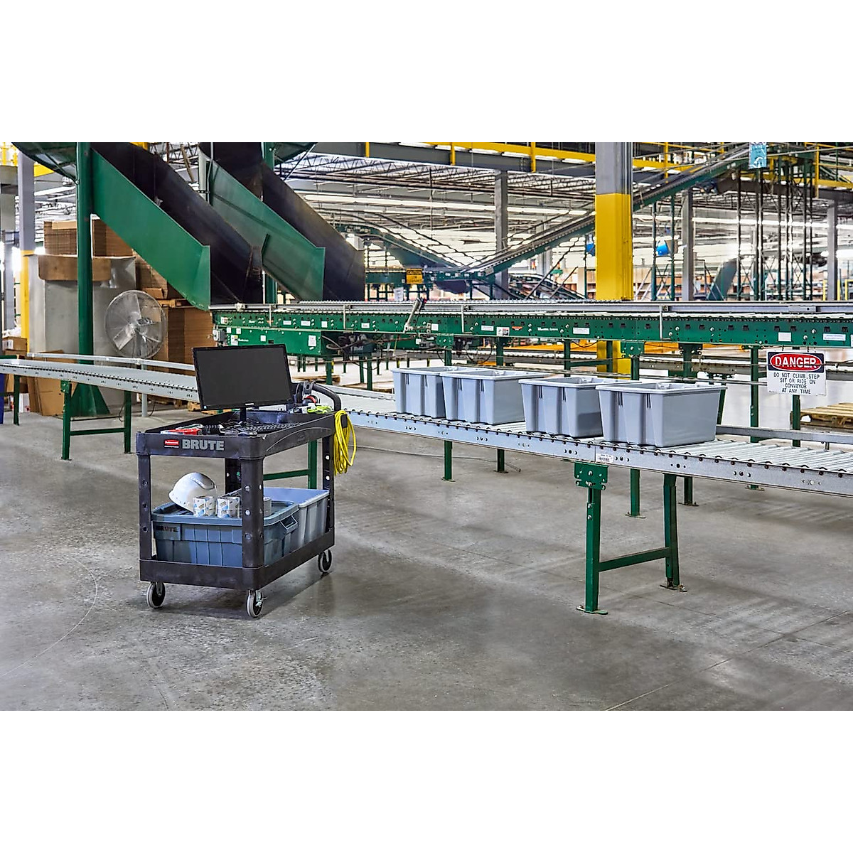 Rubbermaid Commercial Products 2-Shelf Utility/Service Cart, Medium, Lipped Shelves, Ergonomic Handle, 500 Lbs Capacity, for Warehouse/Garage/Cleaning/Manufacturing (FG452088BlA)