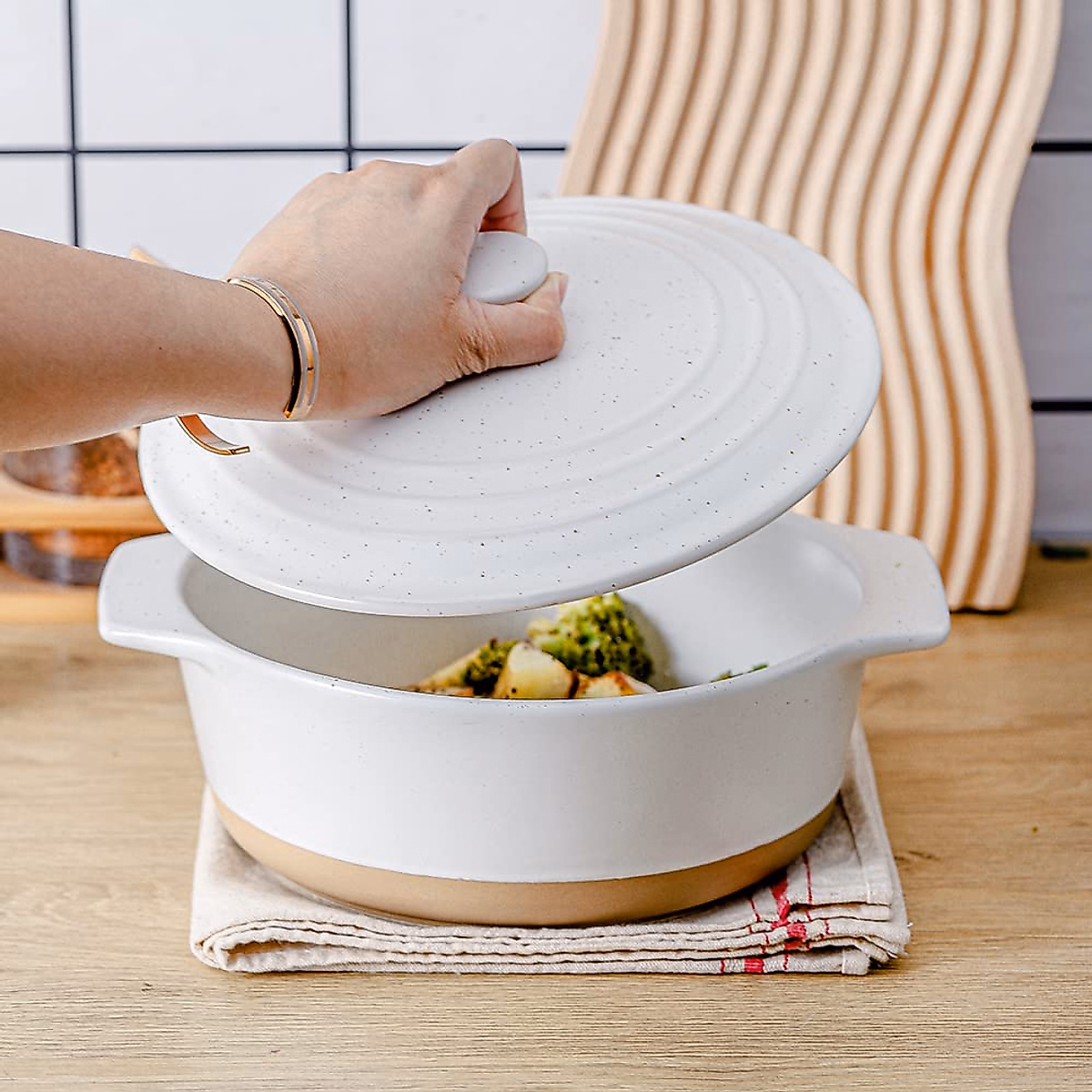 HVH Ceramic Casserole Dish with Lid Oven Safe, 2 Quart Round Casserole Dish Set, 9 Inches Round Baking Dish with Lid Oven Safe, Deep Baking Dishes for Oven with Lids for Party, Farmhouse Style (White)