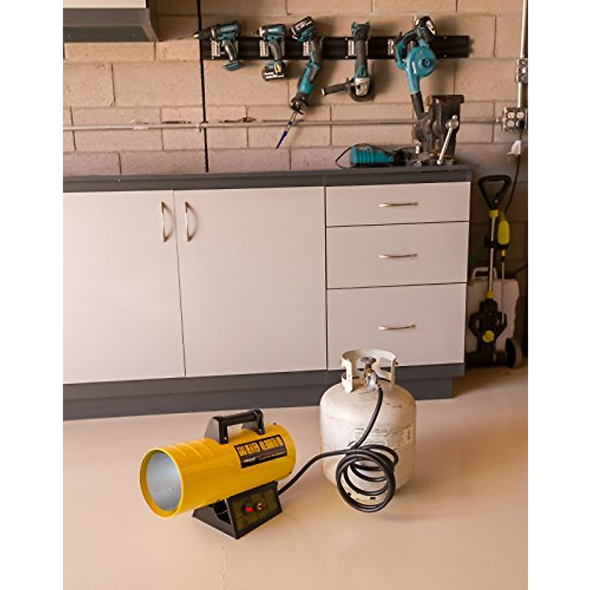 Hiland BGA1601-40k HIL-SHOP-LP40 Propane 40,000 BTU Forced Air Warehouse/Shop Heater w/Stand, Yellow