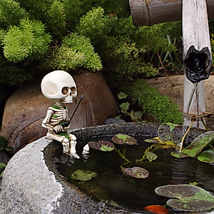 Christmas Fishing Skeleton Garden Accessory, Mini Skeleton Figurines Statue Decor for Fishing Enthusiast Gift Pond Fountain Waterfalls Poolside Gothic Home Office Desk Unique Holiday Ornament (1PCS)