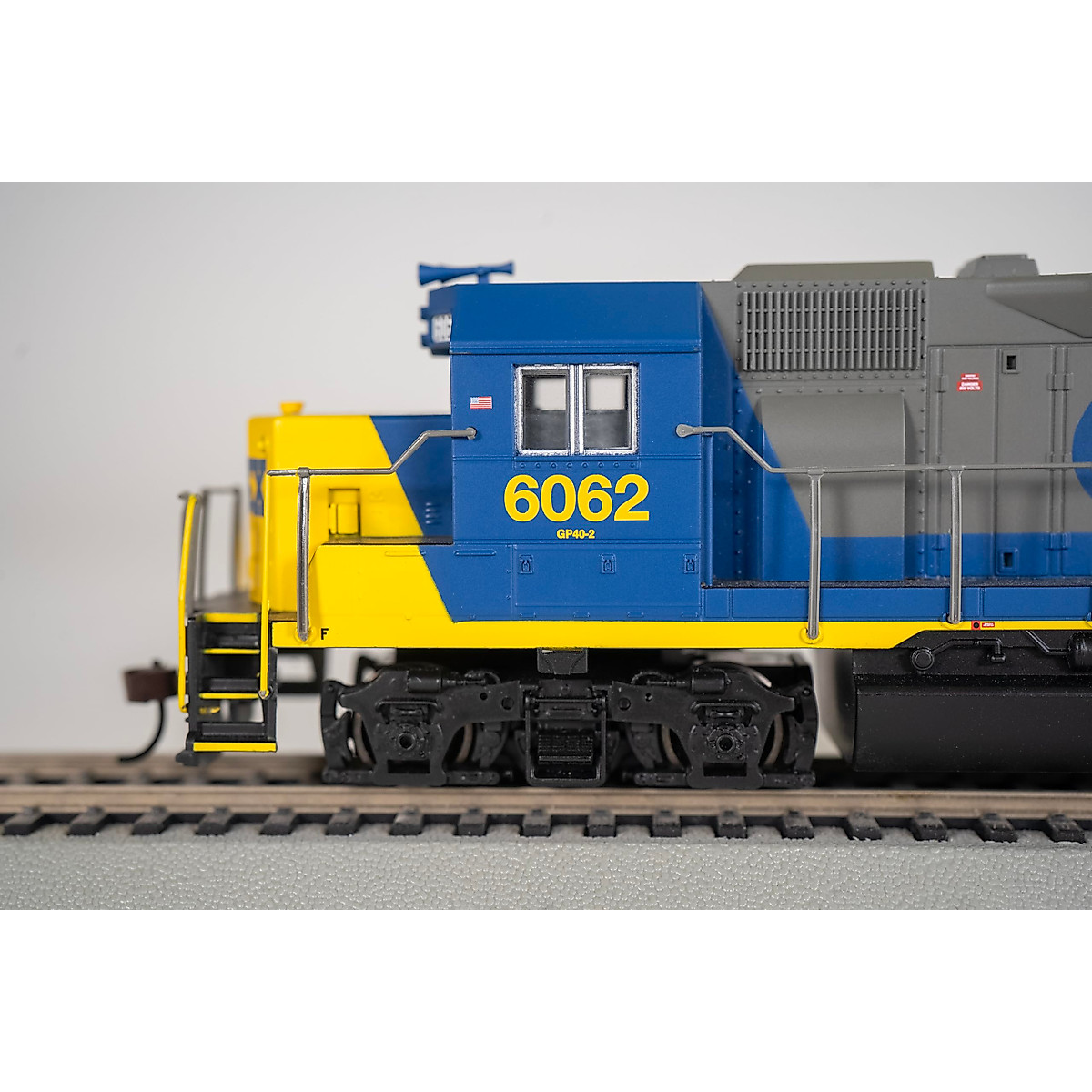 Bachmann Trains - EMD GP40 - DCC Equipped Diesel Locomotive - CSX® #6062 (Bright Future) - HO Scale