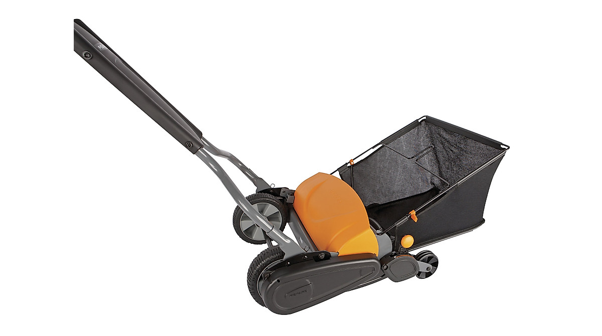Fiskars StaySharp Max Grass Catcher: Collect Clippings for a Clean Lawn