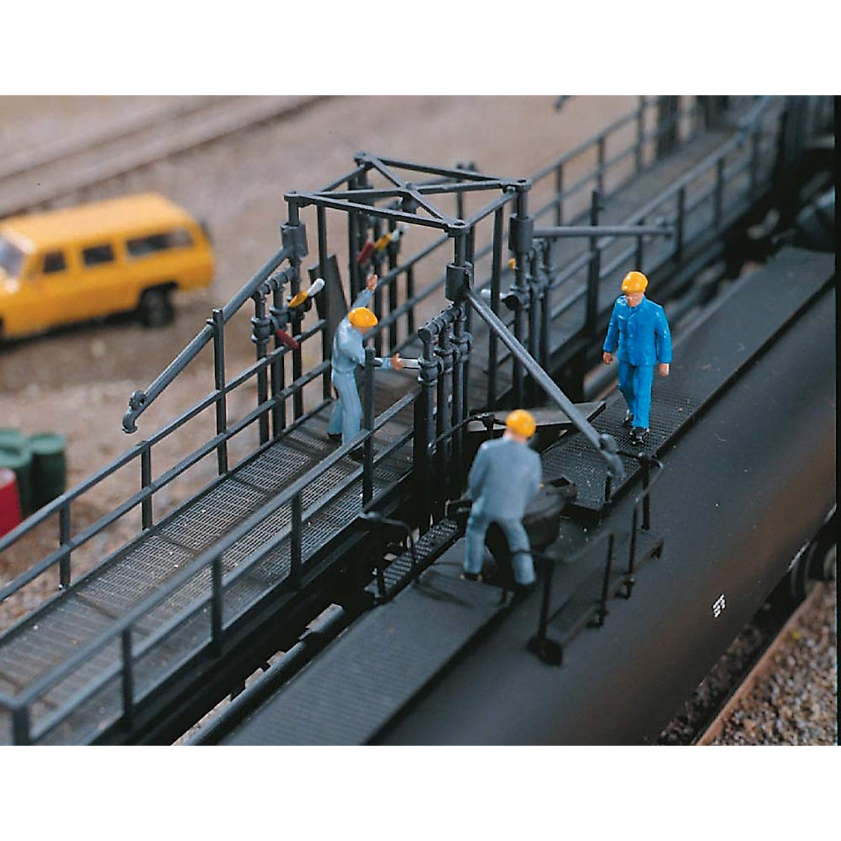 Walthers Cornerstone HO Scale Model Oil Loading Platform, 8