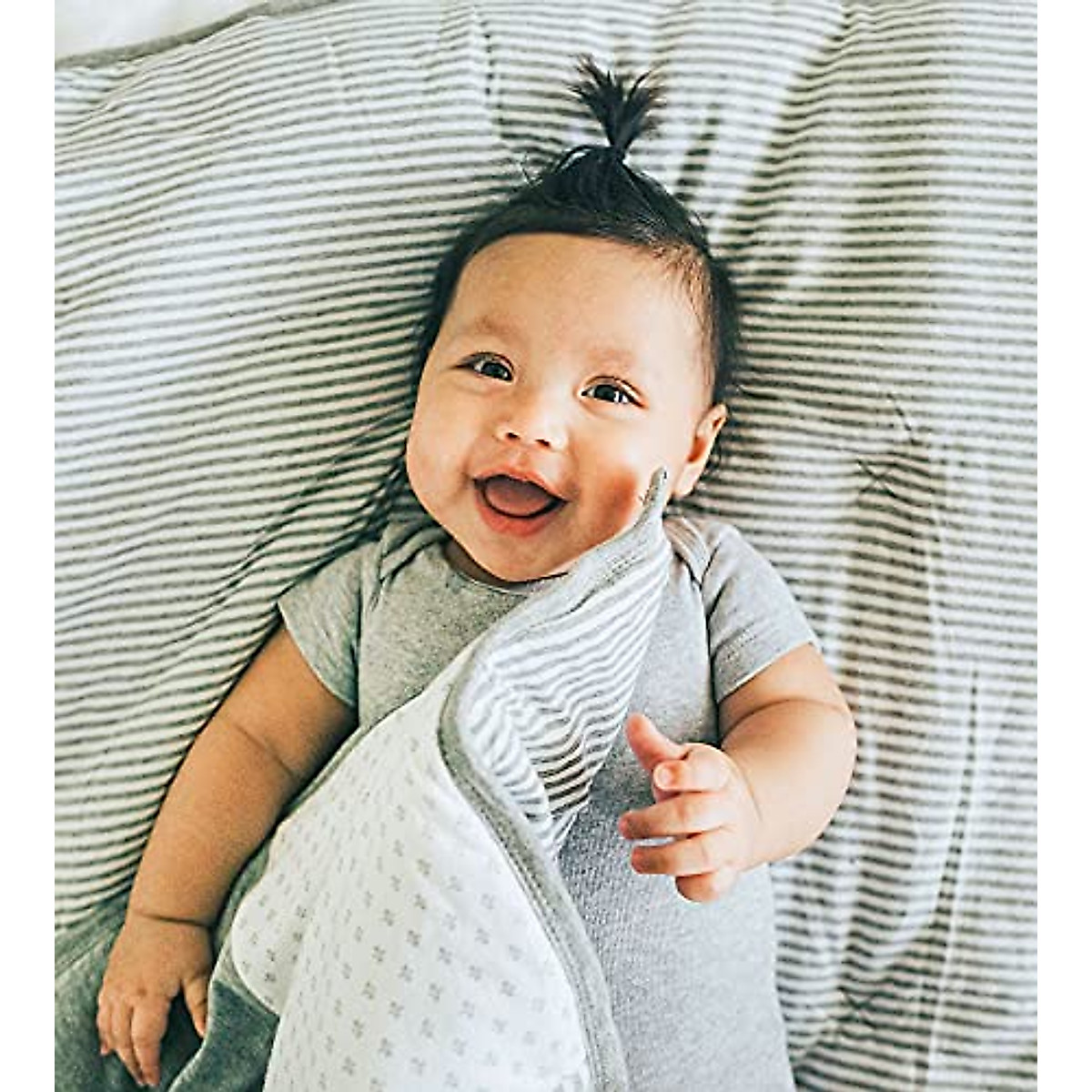 Burt's Bees Baby - Dottie Bee Reversible Quilt, 100% Organic and 100% Polyester Fill (Heather Grey)