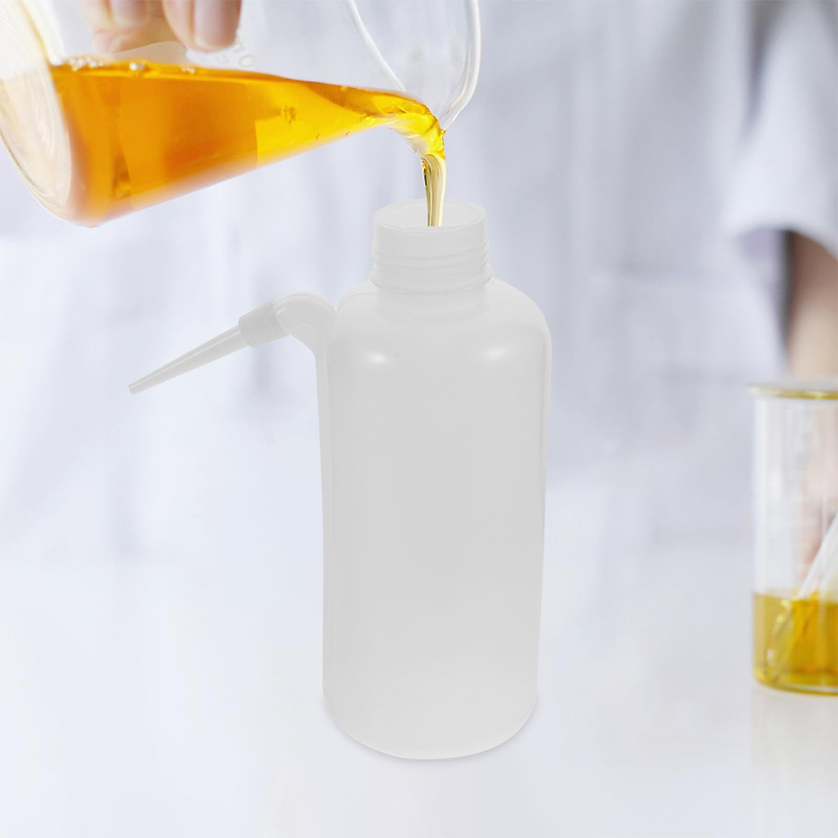 Baluue 4Pcs Wash Bottle, 500ml/16 oz Plastic Bottle Watering Tools, Liquid Storage Container Squeeze Wash Bottle with Narrow Mouth and Lid Chemical Wash Bottle