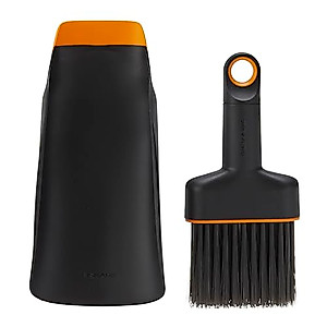 Fiskars Planting Soil Scoop and Brush Set Garden Tool for Indoor Gardening, Mess Control for Transplanting and Repotting, Made with Recycled Plastic