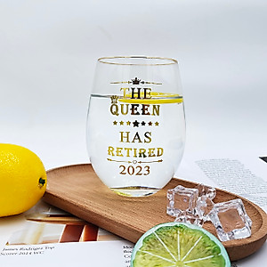 The Queen Has Retired 2023-Retirement Gift for Women Men-15OZ Wine Tumblers Glass Cup-Commemorative Gift for Mother,Grandma,Boss,Co-worker,Friends-Gold Printed Glass.