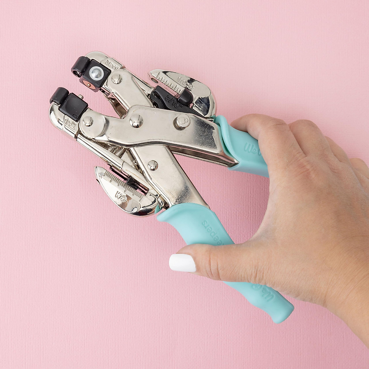 Crop-A-Dile Eyelet by We R Memory Keepers | Blue Comfort Handle