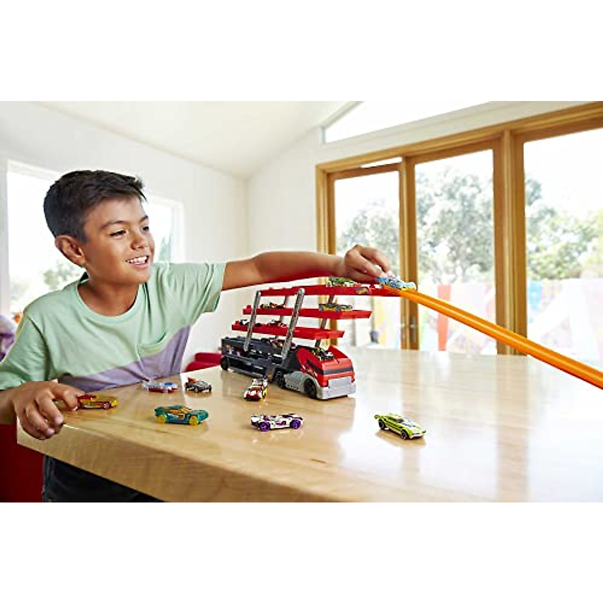 Hot Wheels Playset with Hw MEGA Hauler Toy Truck & 1:64 Scale Car, Stores 50+ Vehicles, Expands to 6 Levels