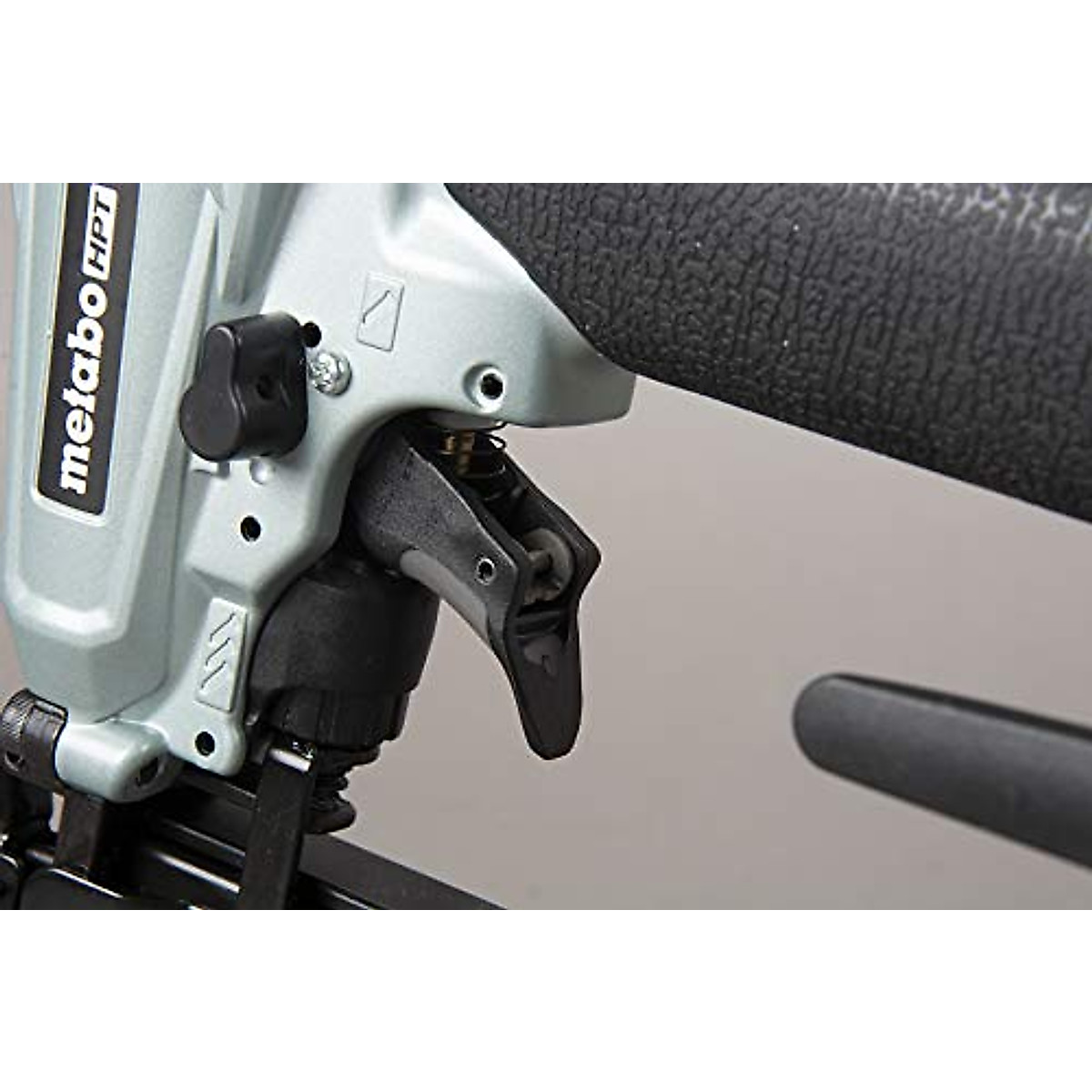 Metabo HPT Pro Finish Stapler, Pneumatic, 18 Gauge, 1/4-Inch Narrow Crown Staples, 1/2-Inch up to 1-1/2-Inch Staple Length, All-Metal Key Component Construction, Air Duster, Belt Hook (N3804A5)