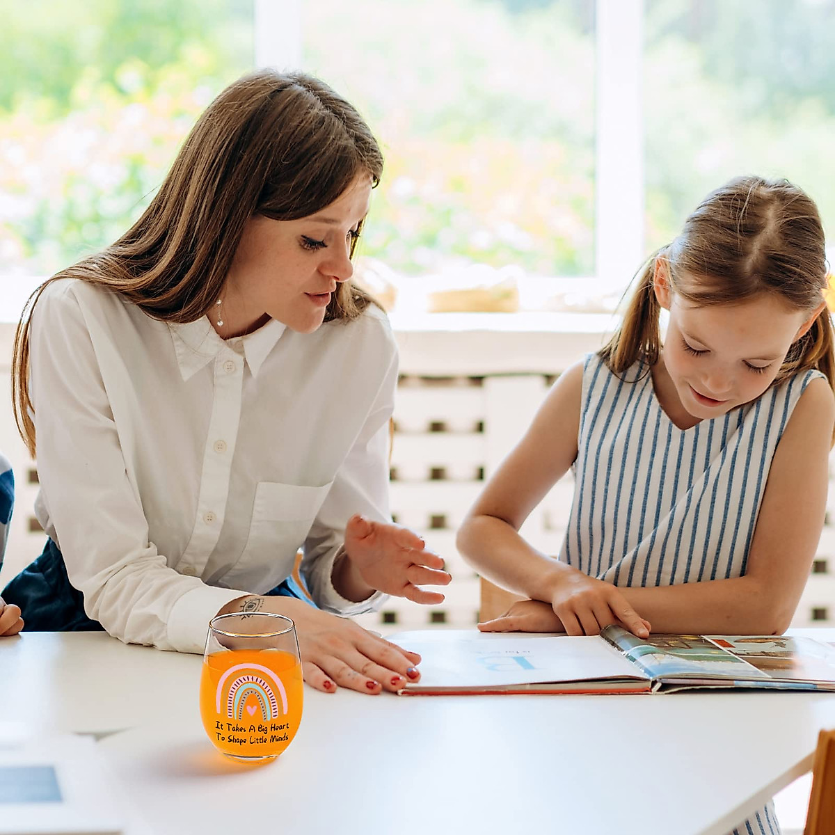 Futtumy Teacher Appreciation Gifts, Teacher Gift Thank You Gift for Teacher Women Her, It Takes a Big Heart to Shape Little Minds Stemless Wine Glass for Appreciation Week, 17Oz Rainbow Wine Glass