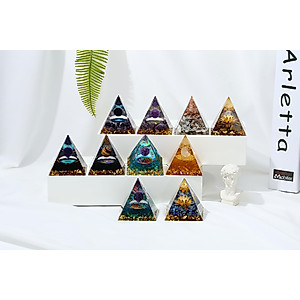 YATOJUZI 2.4" Orgone Pyramid Healing Crystals Stones Green Aventurine Chakra Reiki Ornaments Orgonite Gemstone Lucky Reiki Positive Energy Balancing Decors Home Office Desk Decor Gifts for Women Men