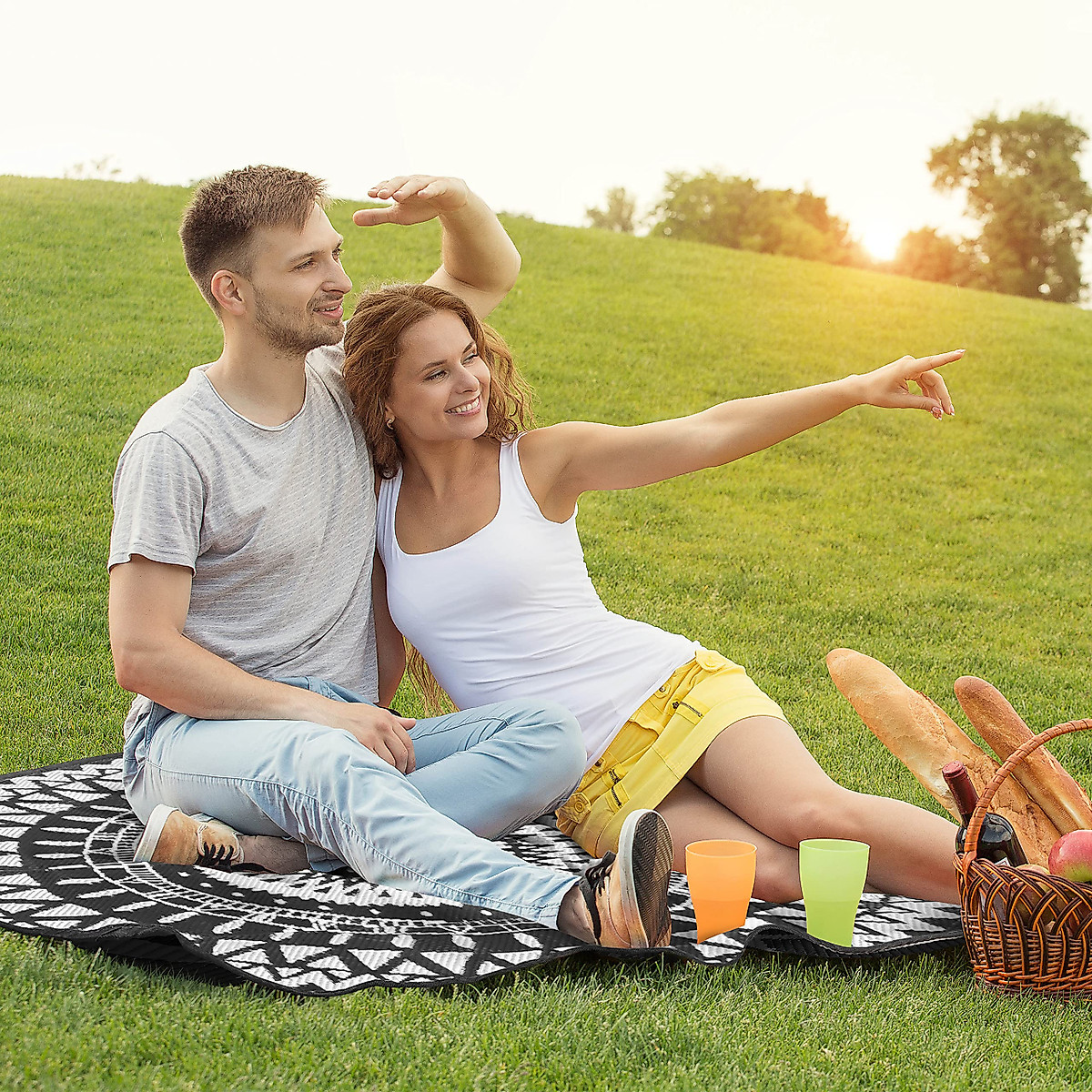 NUU GARDEN Round Outdoor Rug for Patios Plaid Reversible Patio Rug, Plastic Straw Indoor and Outdoor Round Rug for Outdoors, RV, Backyard, Deck, Picnic, Beach, Trailer, Camping, 5 * 5 ft