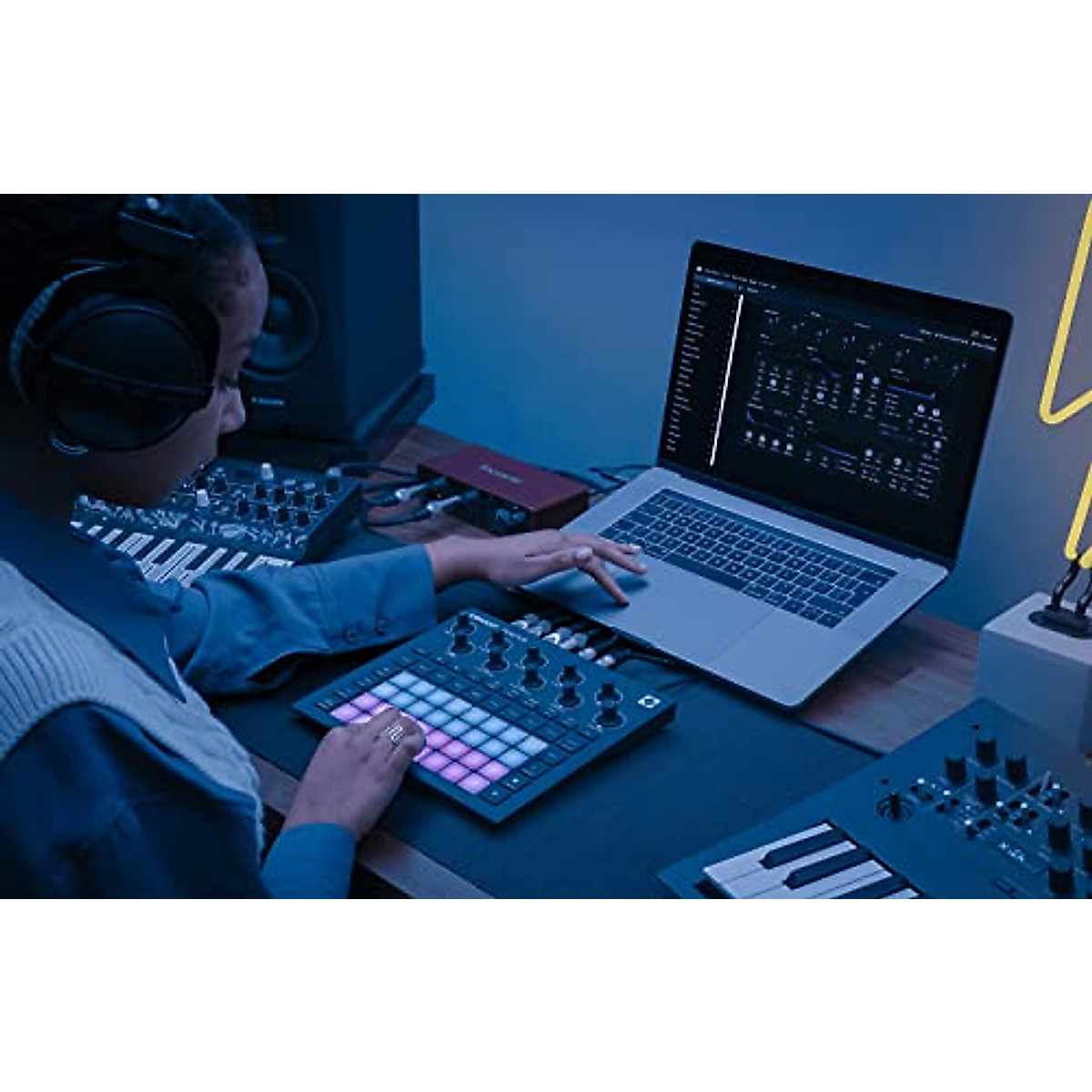 Novation Circuit Tracks: Groovebox sequencer with synth tracks, MIDI tracks and drum tracks for electronic music making