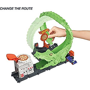 Hot Wheels Toy Car Track Set Gator Loop Attack Playset in Pizza Place with 1:64 Scale Car, Connects to Other Sets