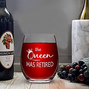 YHRJWN Retirement Gifts For Women - The Queen Has Retired Wine Glass - 15 oz Funny Stemless Wine Glass - Funny Retirement Gift for Her Mom Coworker