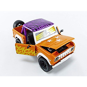 Jada 1:24 Diecast 1973 Ford Bronco with Macho Man Figure