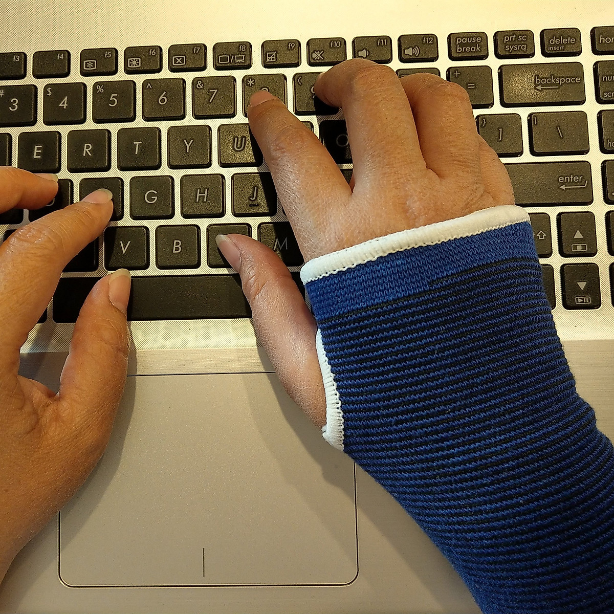 Dr. H Wrist Brace/Wrist Sleeve/Thumb Wrist Brace is Designed to Help Relieve Pain associated with Carrpal Tunnel Syndrome. It is an Ideal Choice to Prevent Stress and Sport Injuries (Small)
